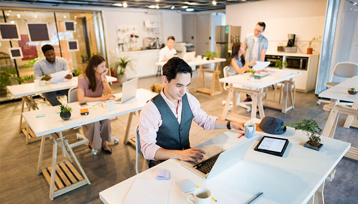 7 Benefits of Hot Desking for Employees and Business